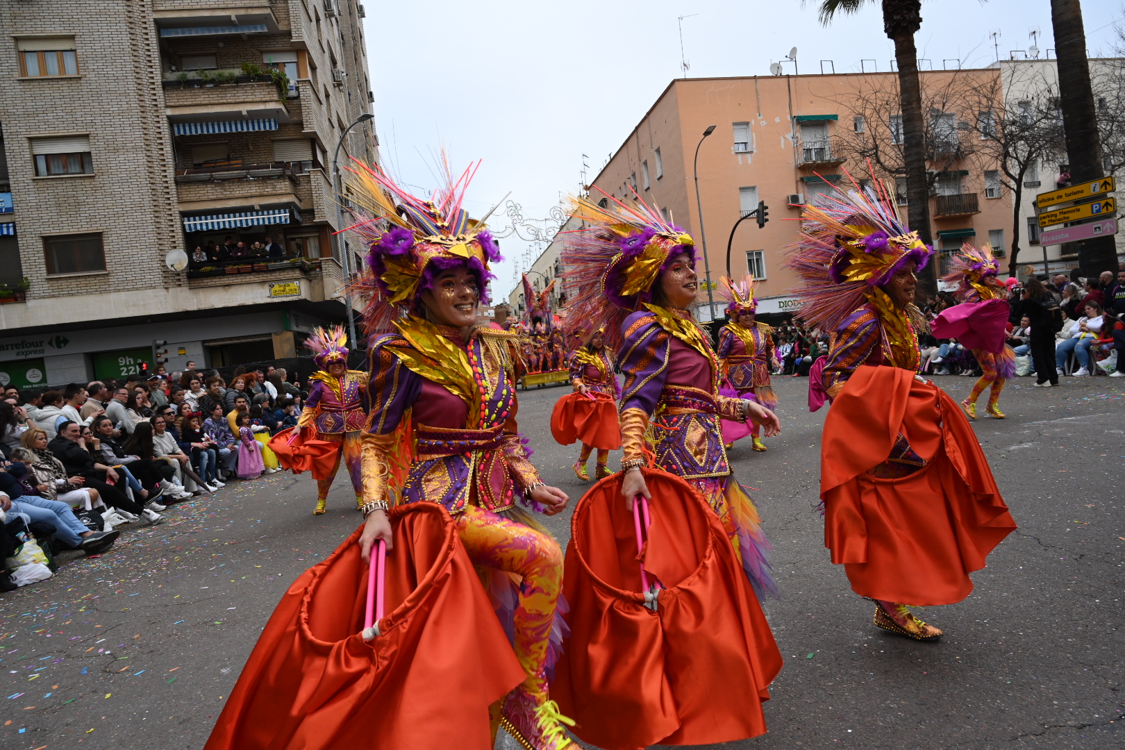 El gran desfile de comparsas del Carnaval de Badajoz llena de color las calles de la ciudad | Hoy