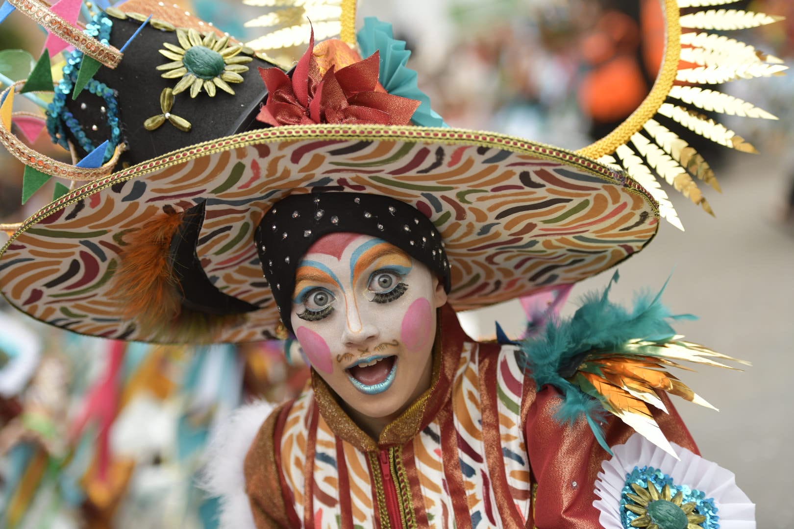 El gran desfile de comparsas del Carnaval de Badajoz llena de color las calles de la ciudad | Hoy