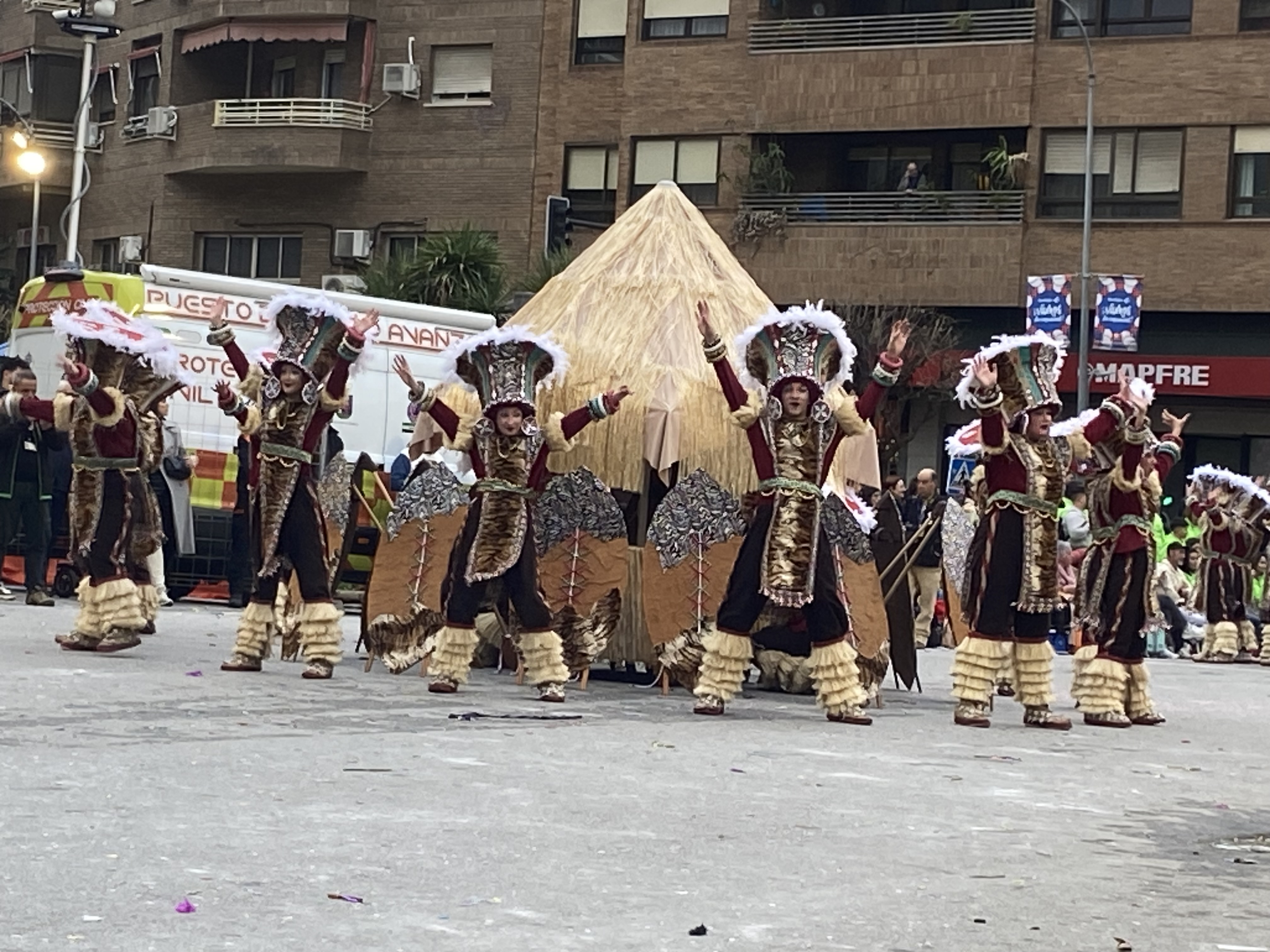 El gran desfile de comparsas del Carnaval de Badajoz llena de color las calles de la ciudad | Hoy