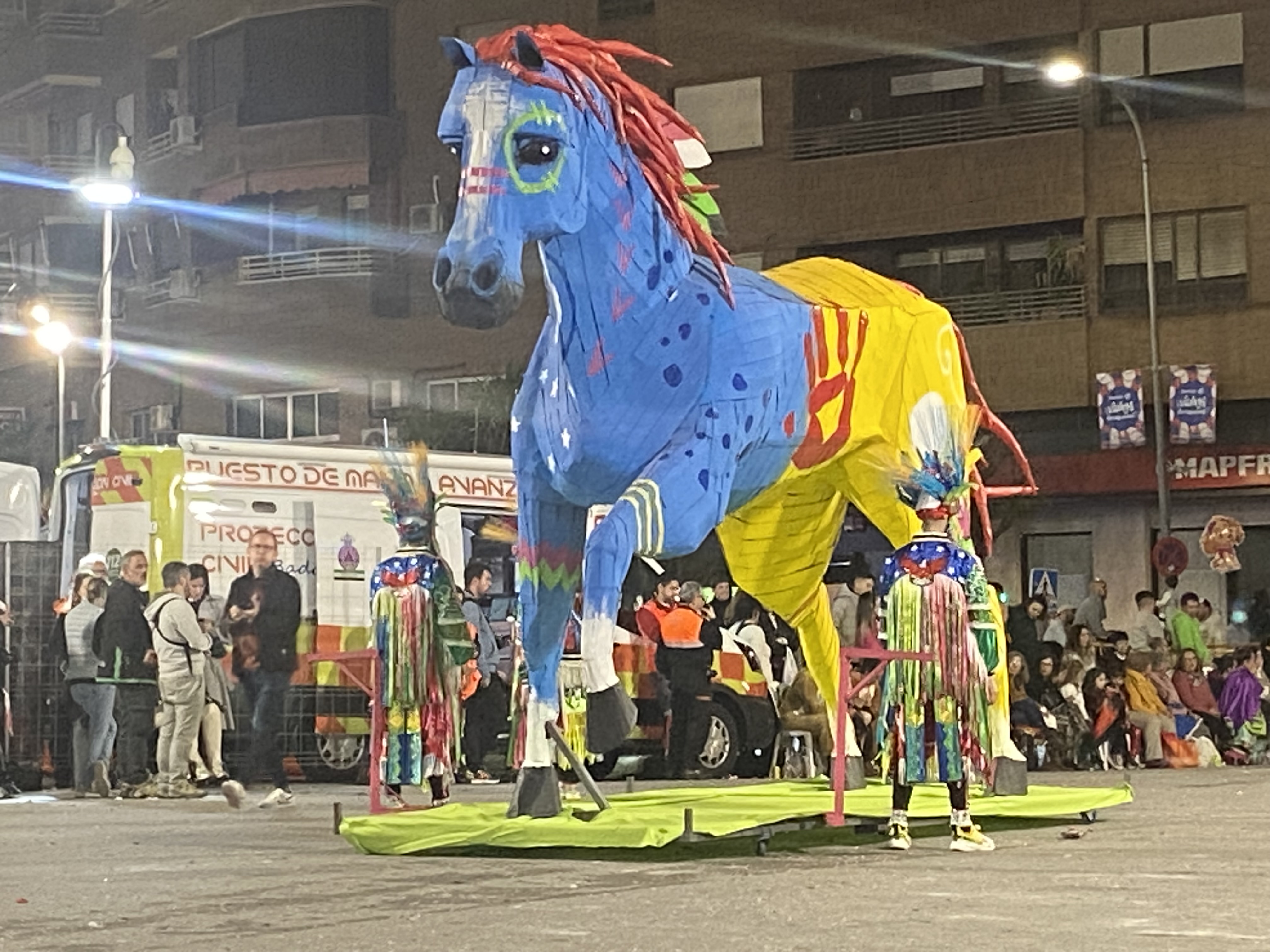 El gran desfile de comparsas del Carnaval de Badajoz llena de color las calles de la ciudad | Hoy