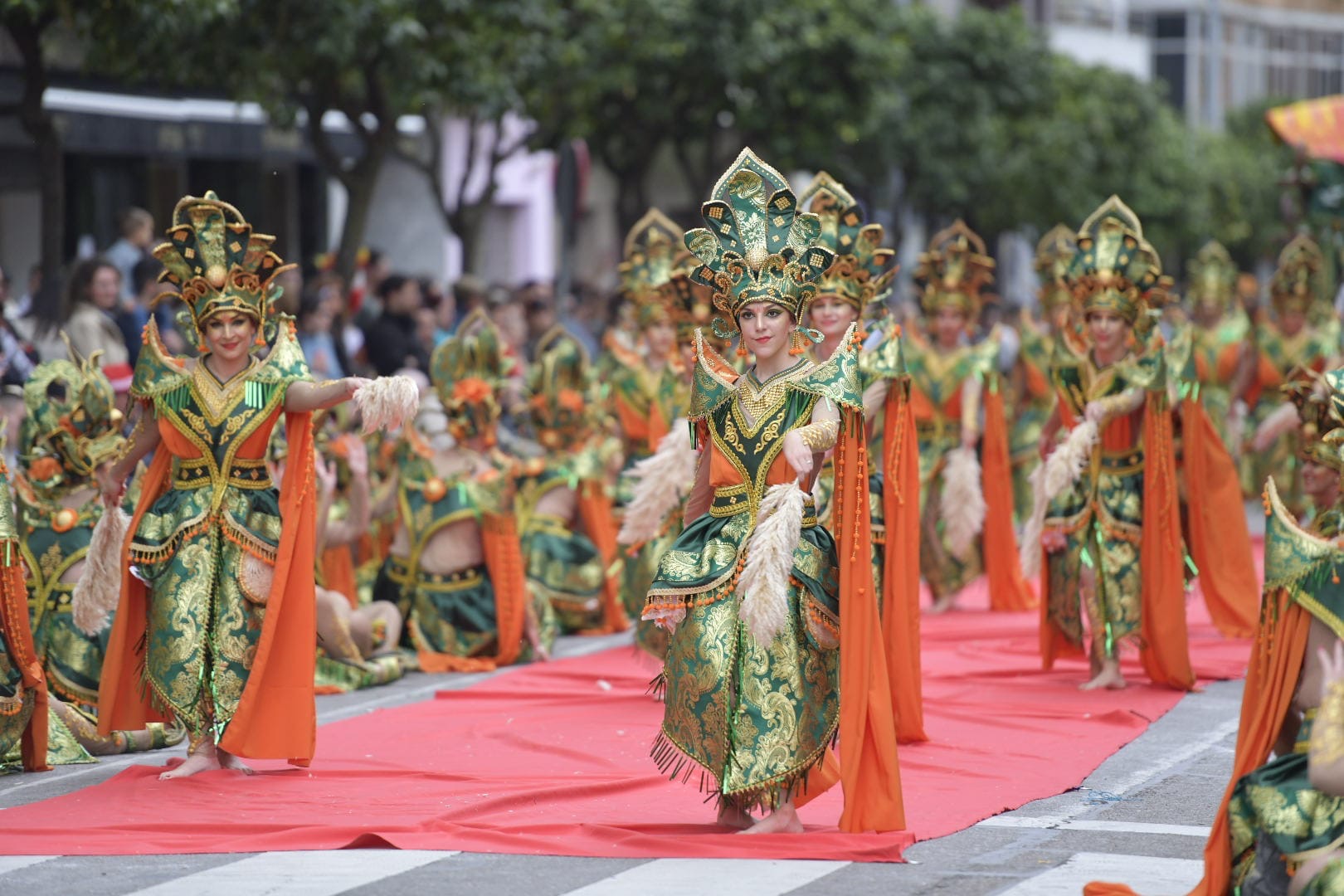 El gran desfile de comparsas del Carnaval de Badajoz llena de color las calles de la ciudad | Hoy