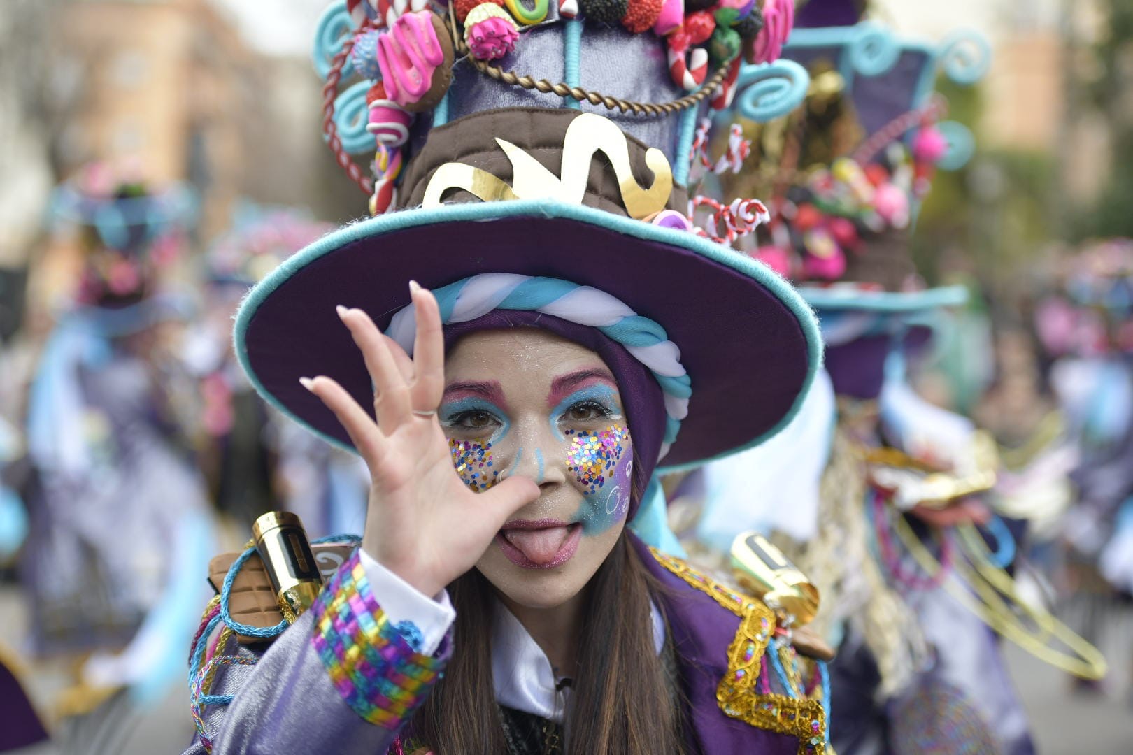 El gran desfile de comparsas del Carnaval de Badajoz llena de color las calles de la ciudad | Hoy