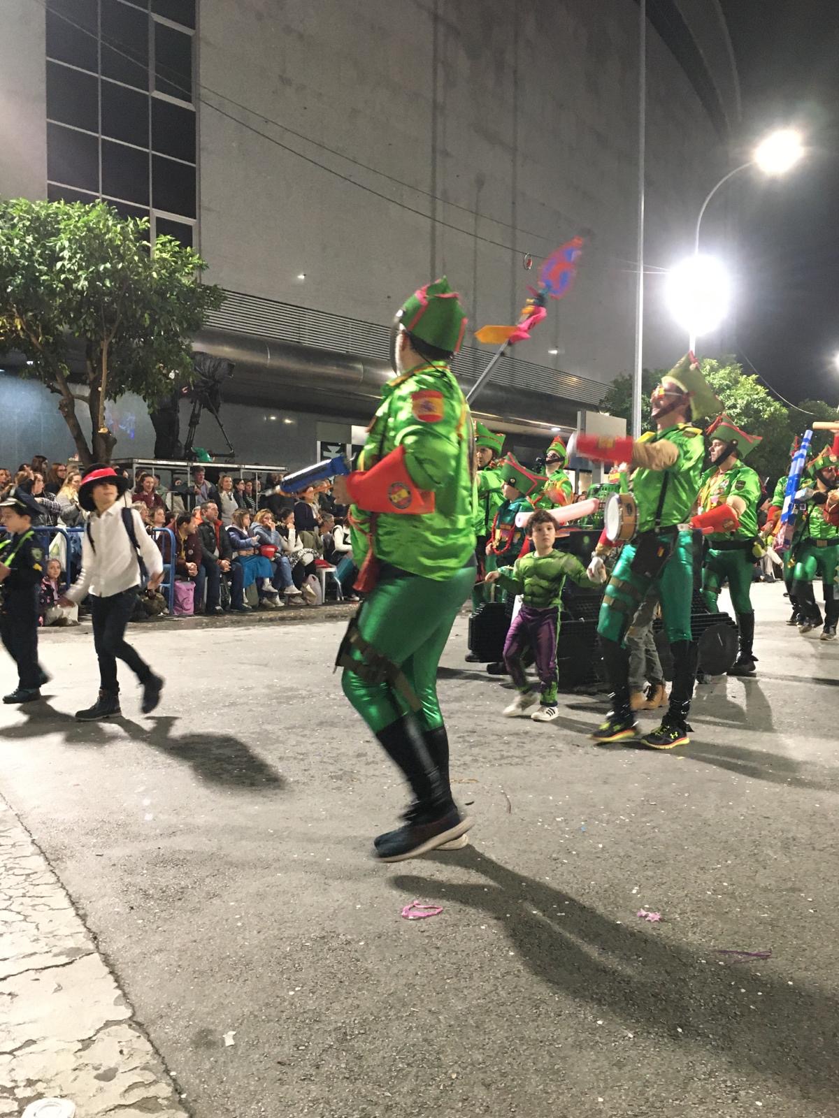El gran desfile de comparsas del Carnaval de Badajoz llena de color las calles de la ciudad | Hoy
