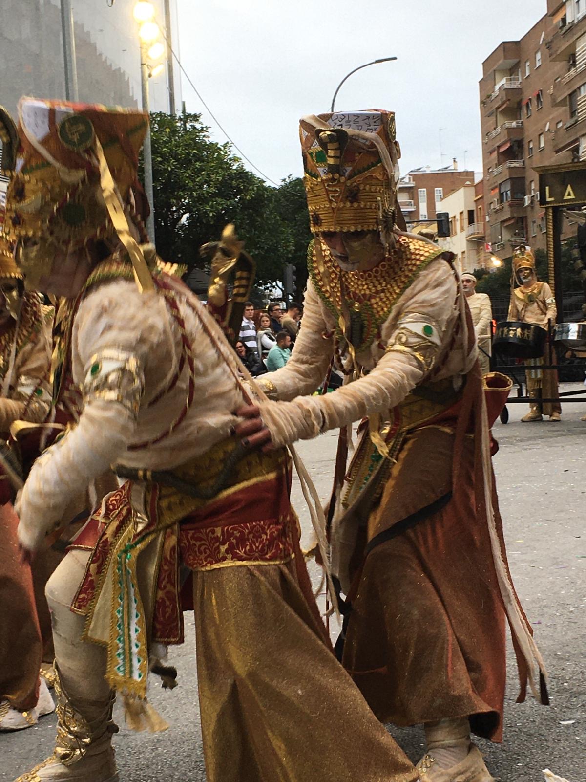 El gran desfile de comparsas del Carnaval de Badajoz llena de color las calles de la ciudad | Hoy
