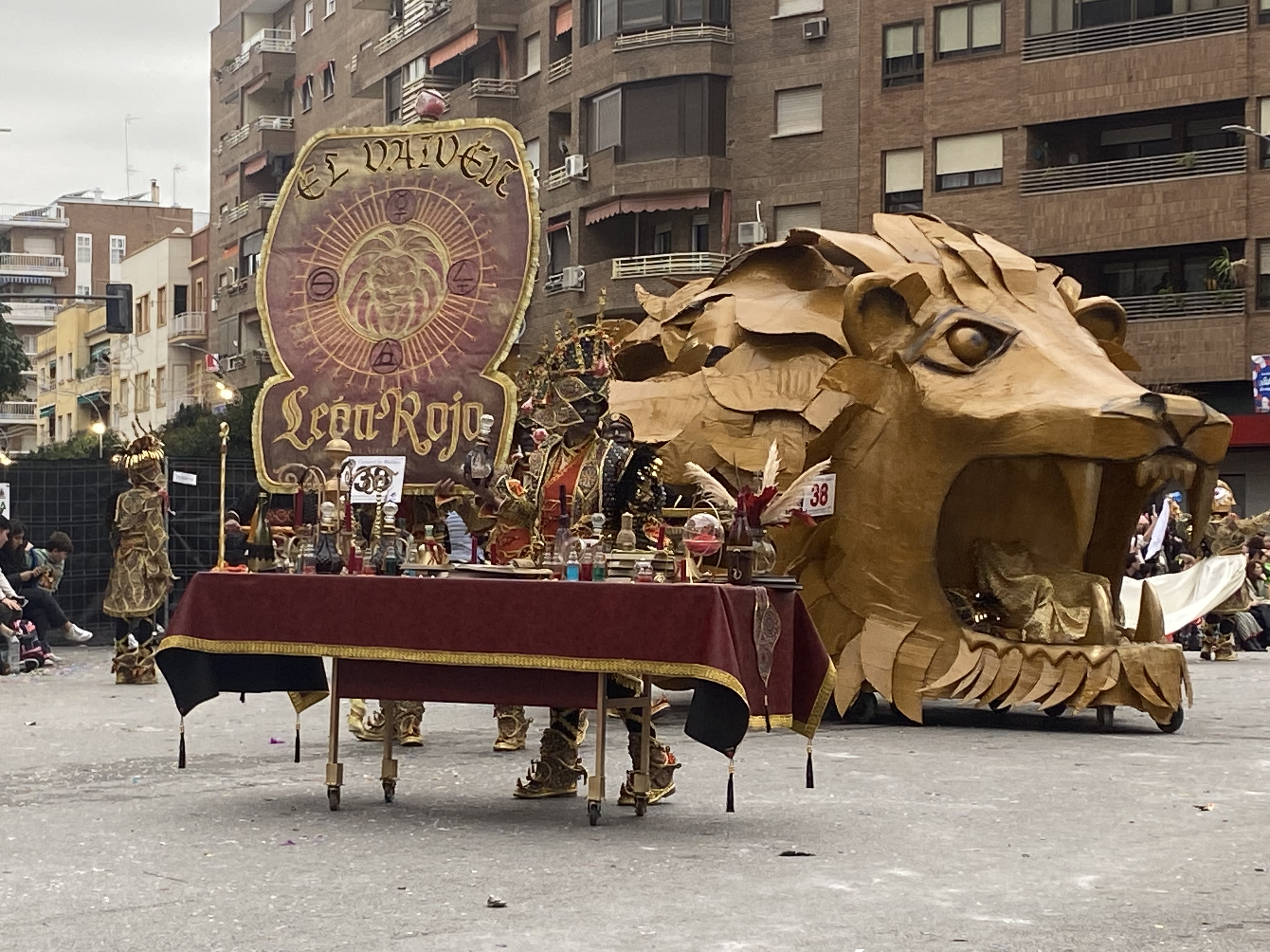 El gran desfile de comparsas del Carnaval de Badajoz llena de color las calles de la ciudad | Hoy